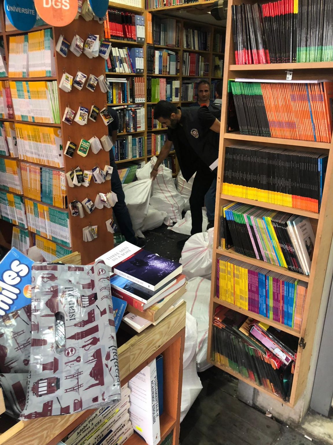 Akmar Pasajında Korsan Kitap Operasyonu! - YAYBİR