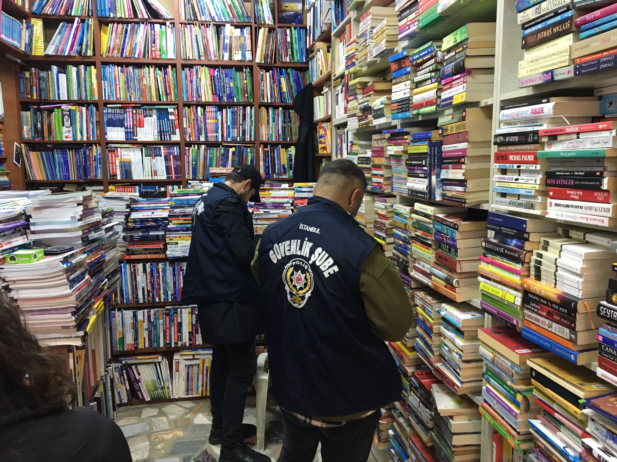 Kadıköy Akmar Pasajı'nda Korsan Kitap Operasyonu - YAYBİR